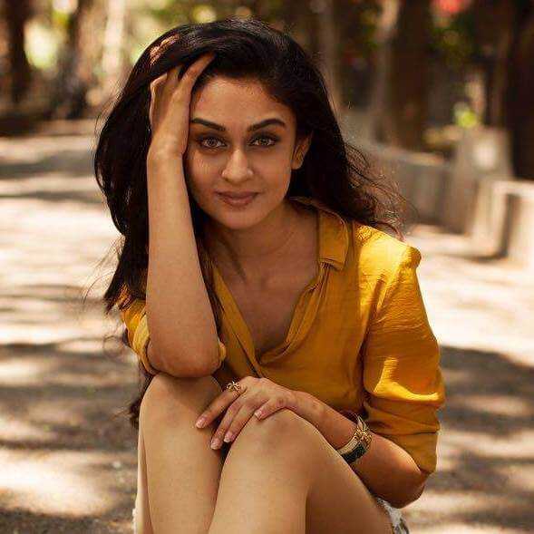 Aishwarya Arjun Wiki, Biography, Age, Movies, Images - wikimylinks