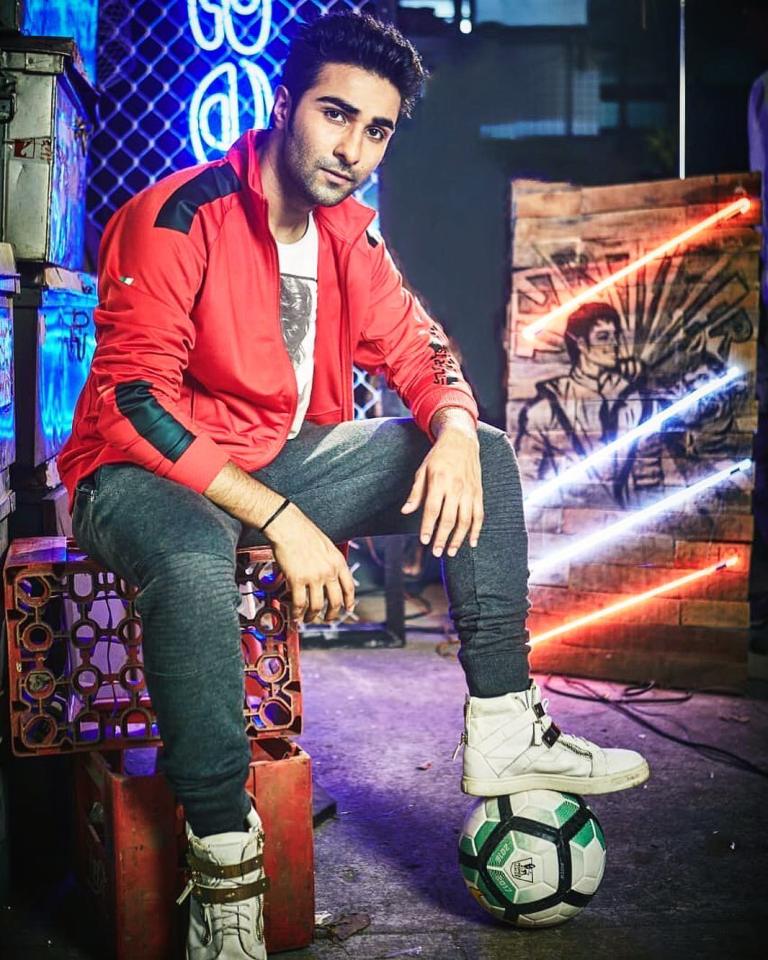 Aadar Jain Wiki, Biography, Age, Family, Images - wikimylinks