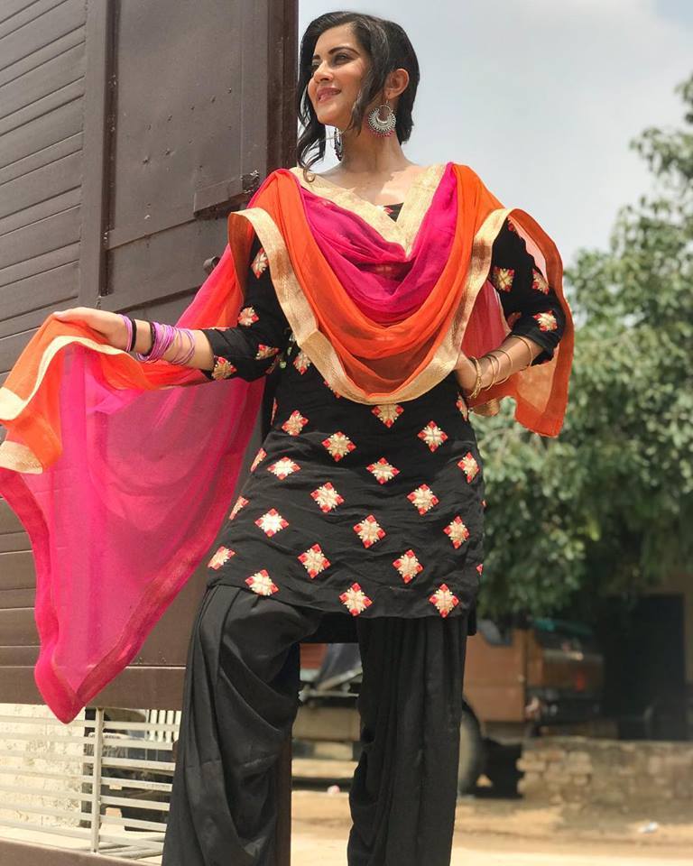 Aakansha Sareen Wiki, Biography, Age, Songs, Family, Images - wikimylinks