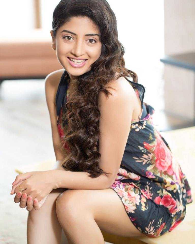 Poonam Kaur Wiki, Biography, Age, Movies, Family, Images - wikimylinks