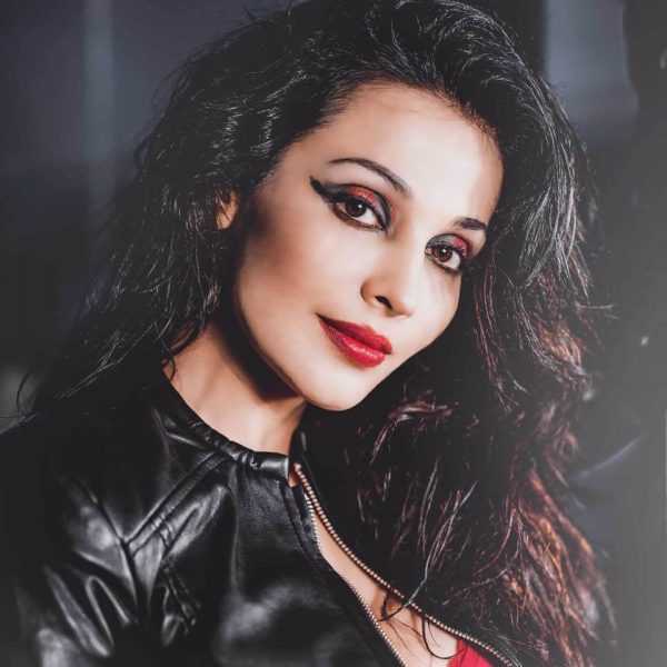 Asha Saini Wiki, Biography, Age, Family, Movies, Images - wikimylinks