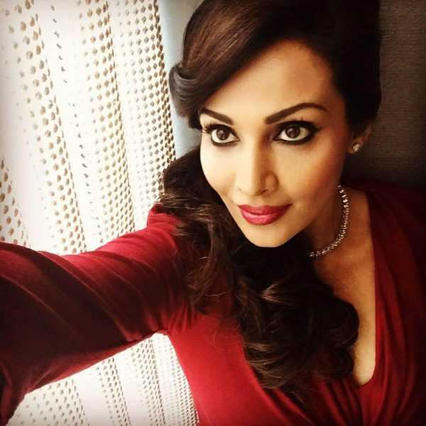 Asha Saini Wiki, Biography, Age, Family, Movies, Images - wikimylinks