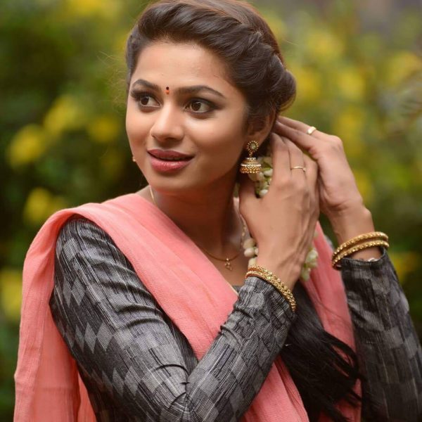 Delna Davis Wiki, Biography, Age, Family, Movies, Images - wikimylinks