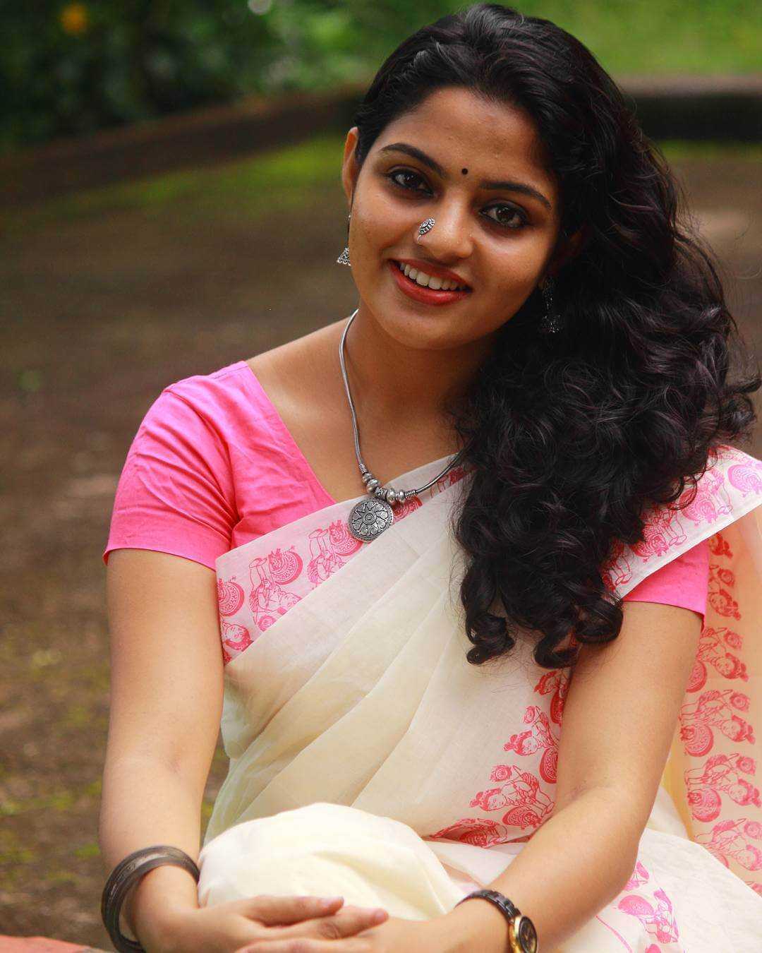 Nikhila Vimal Wiki, Biography, Age, Movies, Family, Images - wikimylinks