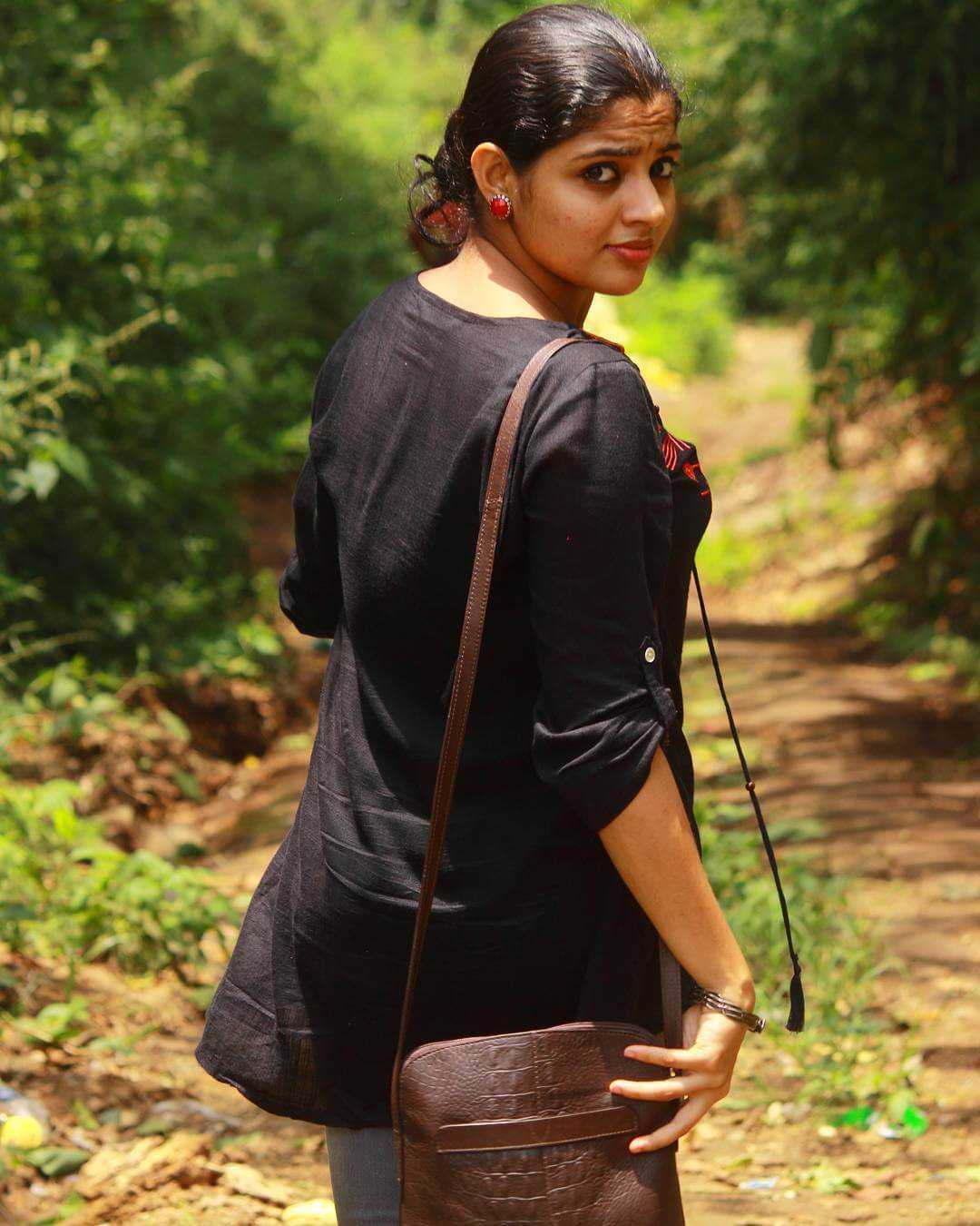 Nikhila Vimal Wiki, Biography, Age, Movies, Family, Images - wikimylinks