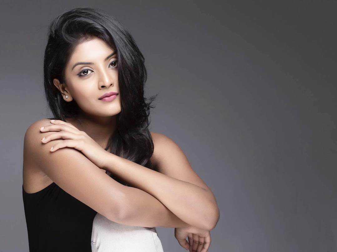 Nivedhithaa Sathish Wiki, Biography, Age, Movies, Images & More ...
