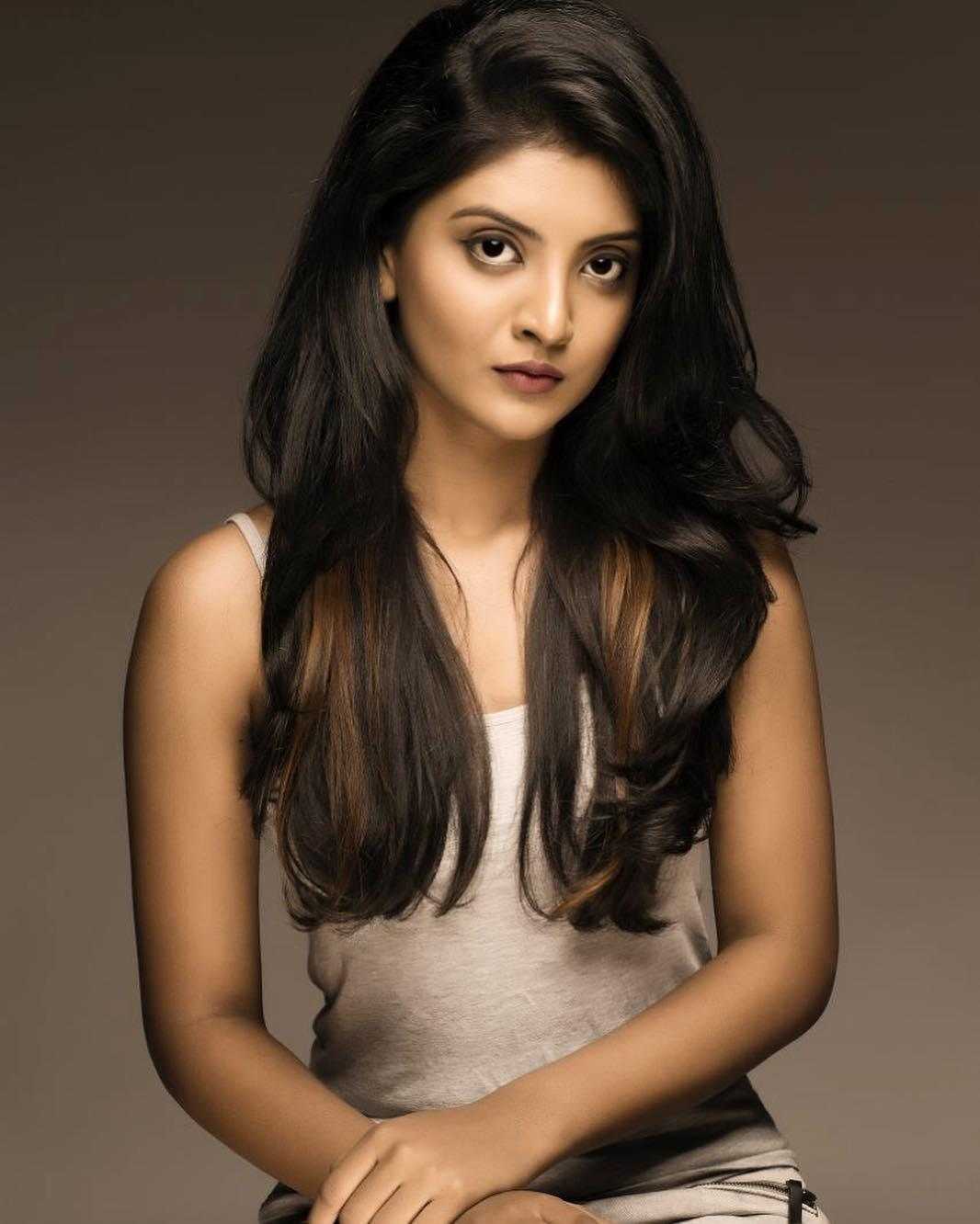 Nivedhithaa Sathish Wiki, Biography, Age, Movies, Images & More ...