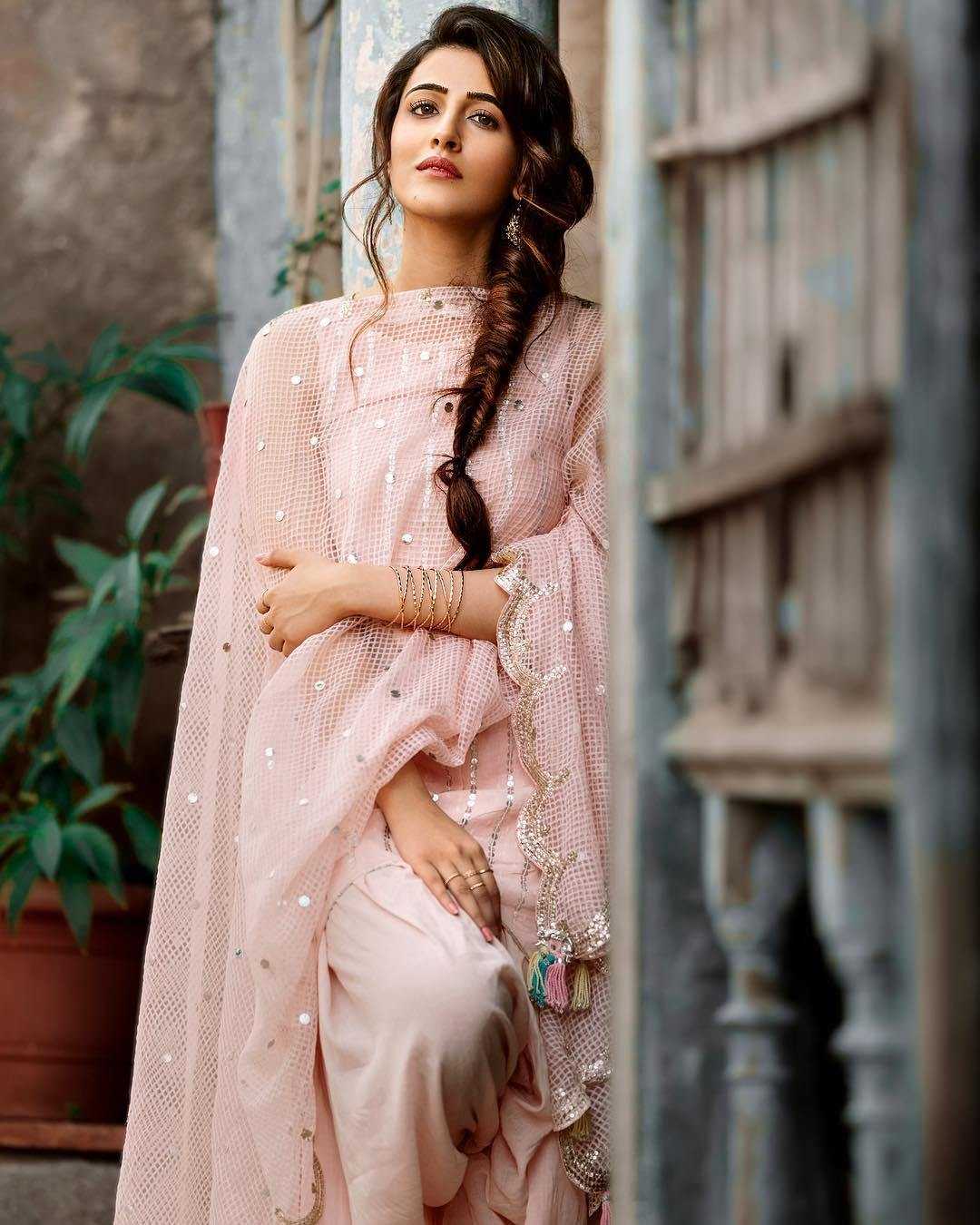 Nupur Sanon Wiki, Biography, Age, Songs, Images - wikimylinks