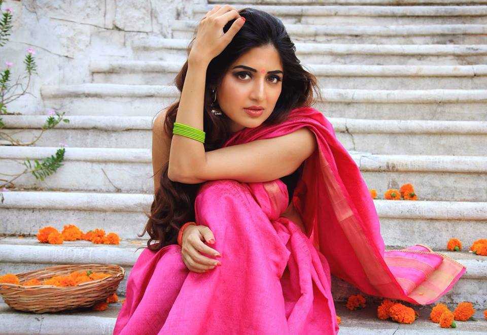 Poonam Kaur Wiki, Biography, Age, Movies, Family, Images - wikimylinks