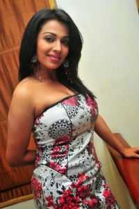 Asha Saini Wiki, Biography, Age, Family, Movies, Images - wikimylinks