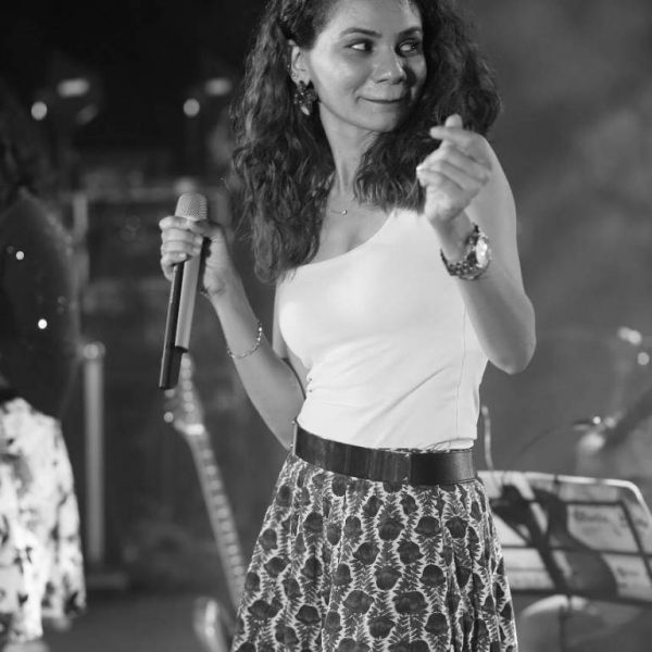 Tanvi Shah Wiki, Biography, Age, Songs List, Family, Images - wikimylinks