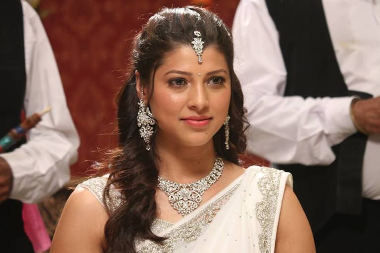 Tejaswini Pandit Wiki, Biography, Age, Movies, Images - wikimylinks
